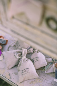 Ρουστικ στολισμος γαμου με λεβαντα - Love4Weddings