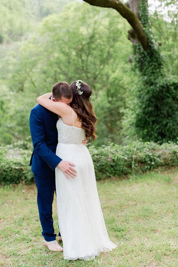 Γαμος στην εξοχη με πολυχρωμα λουλουδια - Love4Weddings