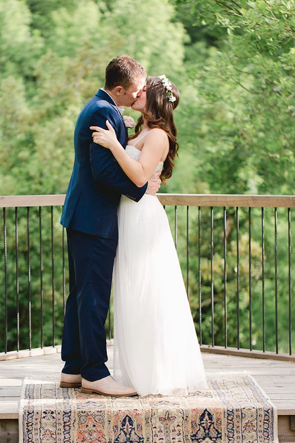 Γαμος στην εξοχη με πολυχρωμα λουλουδια - Love4Weddings