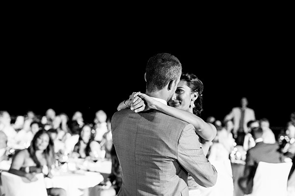 Γάμος στην Σαντορίνη με κοραλί χρώματα | Amalia & Sterling - Love4Weddings