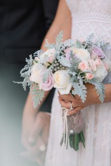Ξεχωριστη ανθοδεσμη σε γαλαζιο χρωμα - Love4Weddings