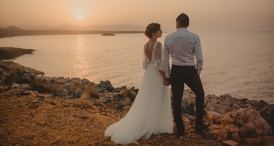 Ονειρικη next day φωτογραφιση με θεα το ηλιοβασιλεμα - Love4Weddings