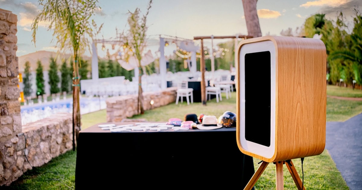 Το photobooth που μετατρέπει τη δεξίωση σε εμπειρία | Clicky Booth ...